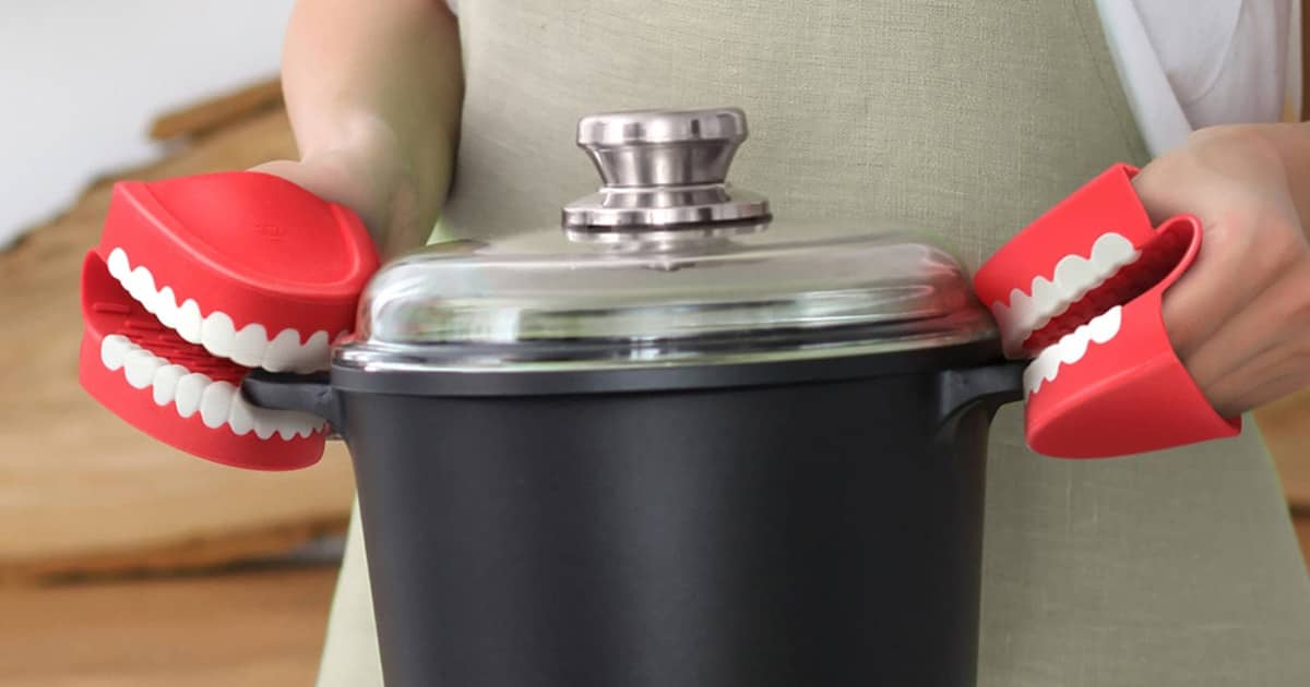 Chomp - Chattering Teeth Oven Mitts | The Green Head