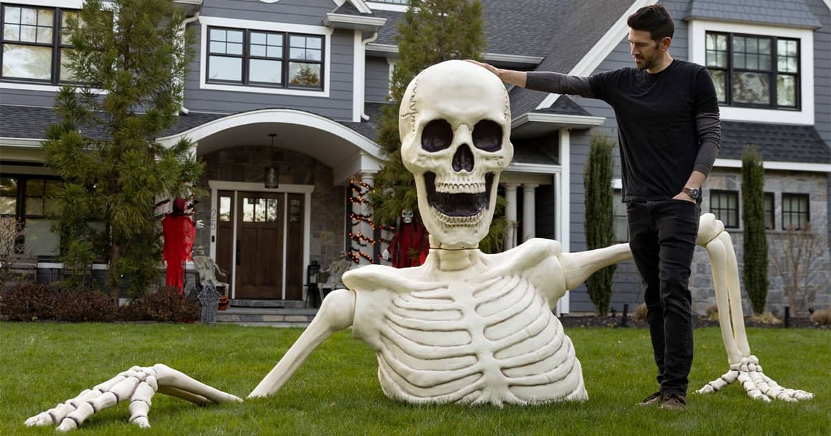 Giant Skeleton Groundbreaker Statue | The Green Head